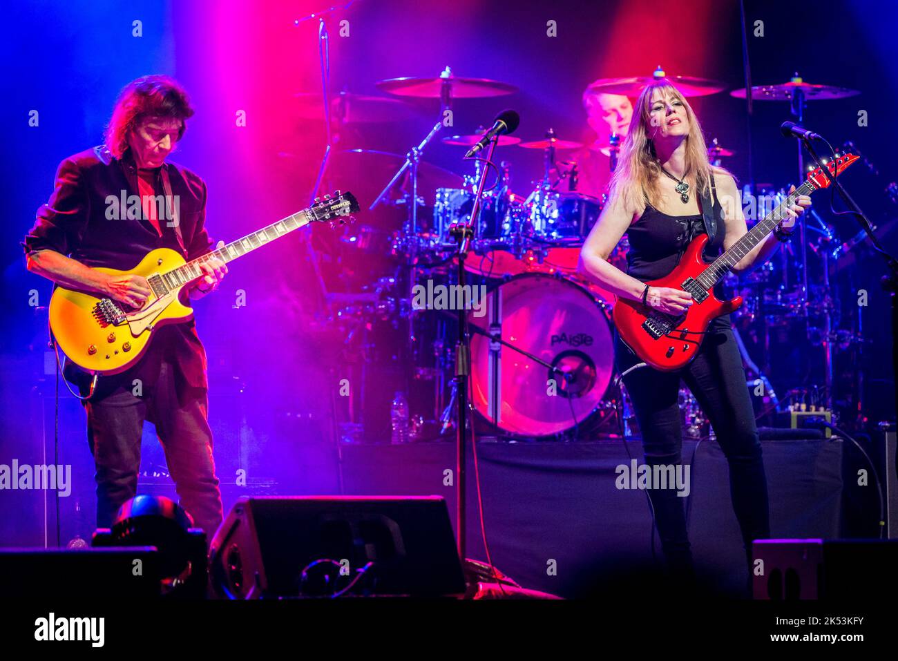 Steve Hackett & Amanda Lehmann on guitars Stock Photo - Alamy