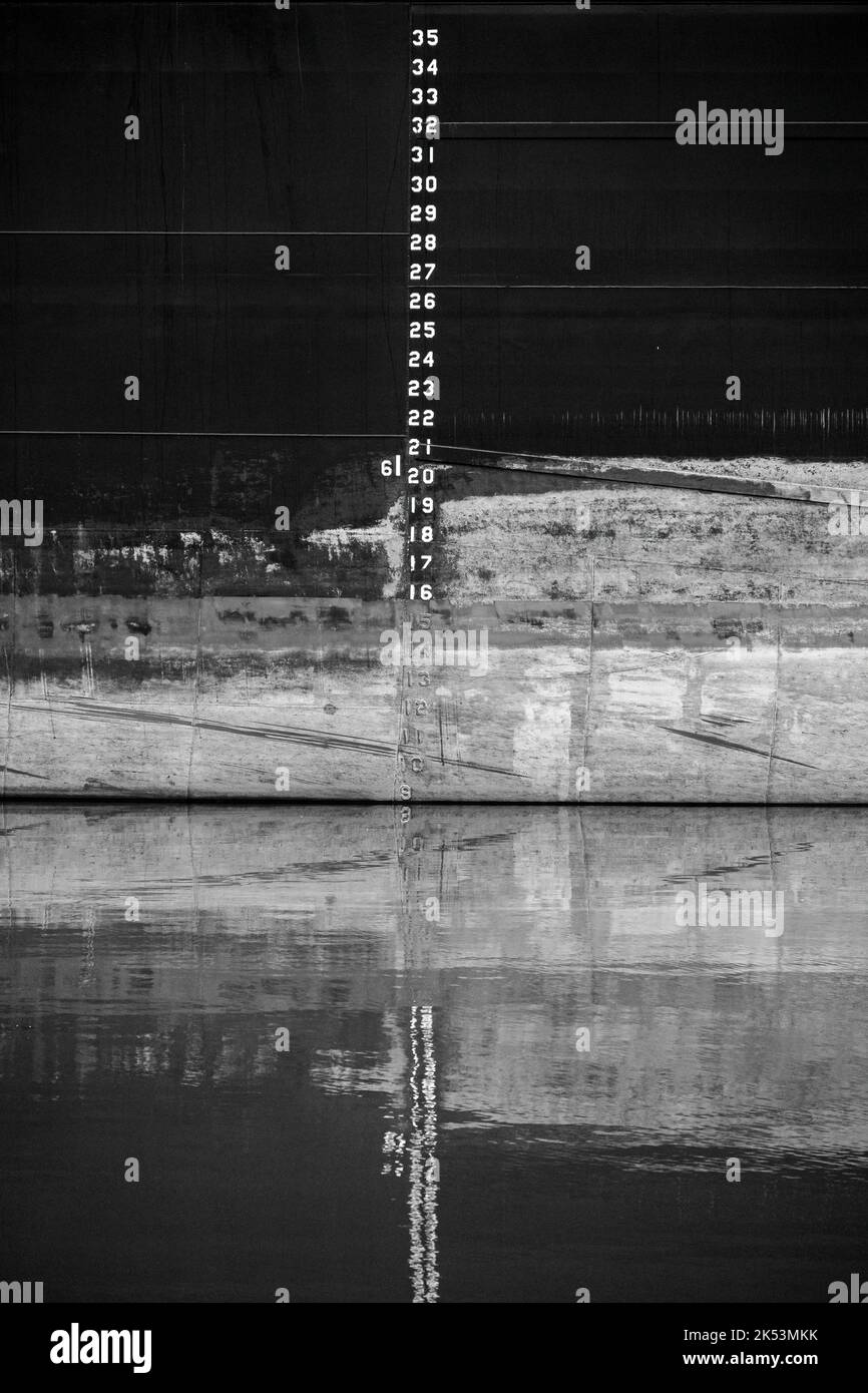 Ship draft markings hi-res stock photography and images - Alamy
