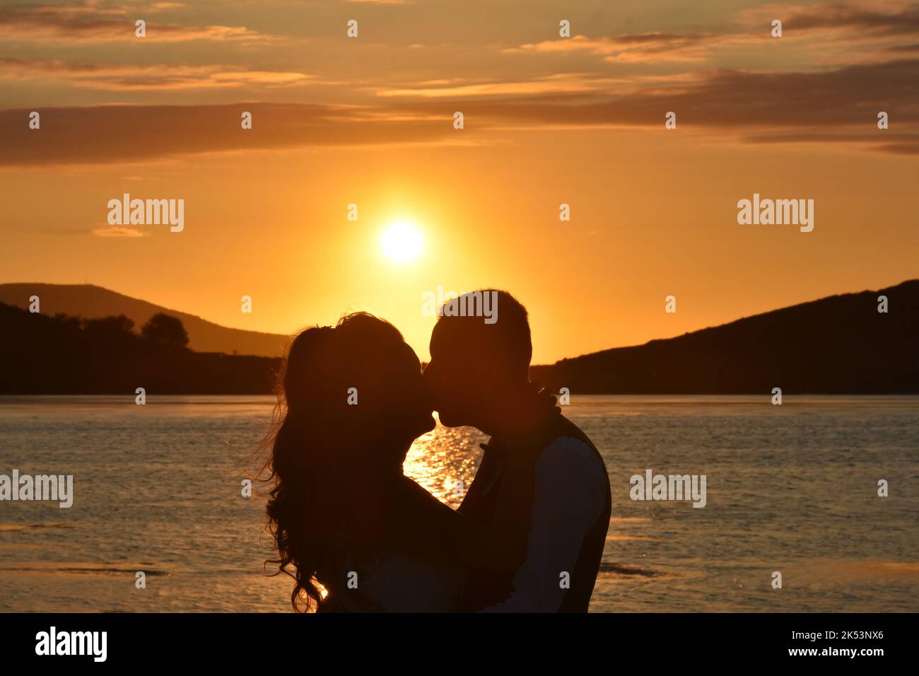 Kissing silhouette love kiss sunset hi-res stock photography and images ...