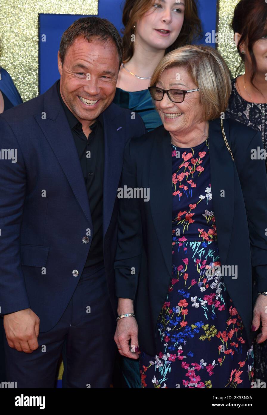 October 5th, 2022. London, UK. Stephen Graham and his mother arriving ...