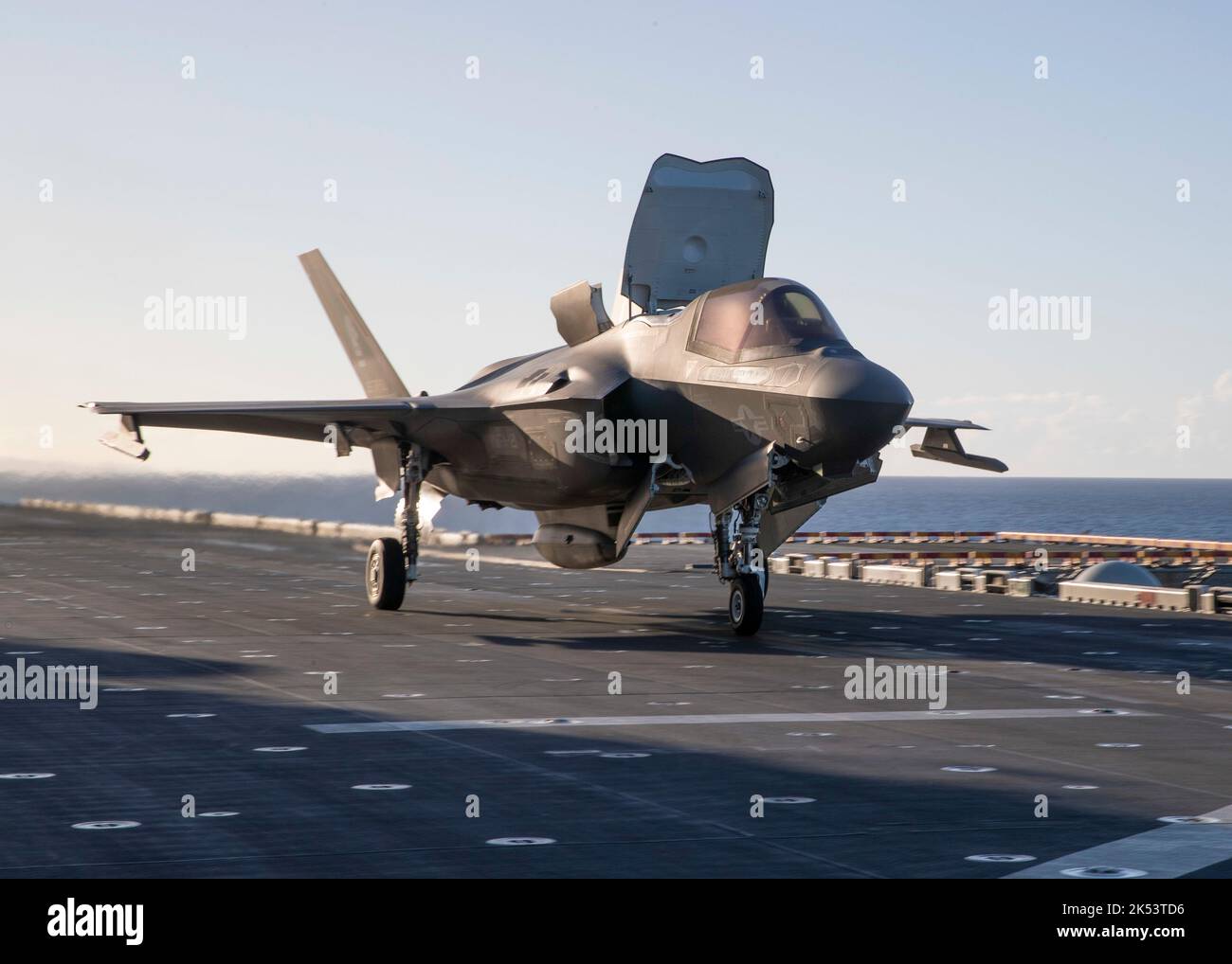 221004-N-TT639-2216 PHILIPPINE SEA (Oct. 4, 2022) – An F-35B Lighting ...