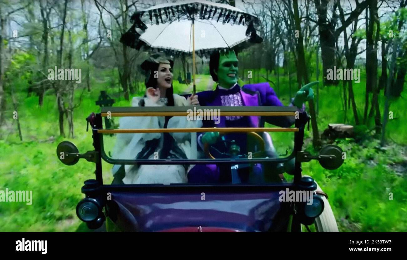 THE MUNSTERS, from left: Sheri Moon Zombie, Jeff Daniel Phillips, 2022 ...