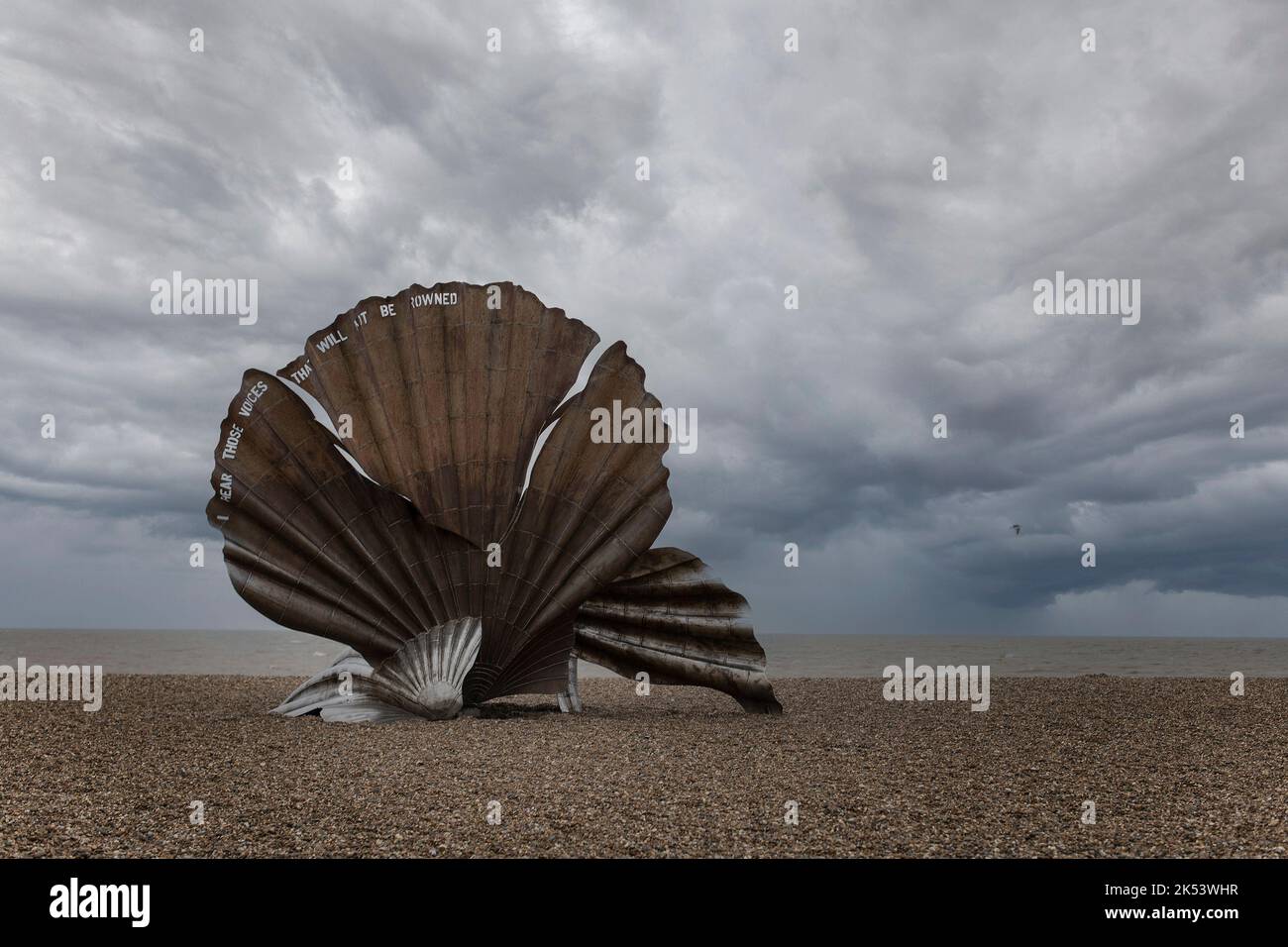 Two interlocking scallop shells hi-res stock photography and images - Alamy