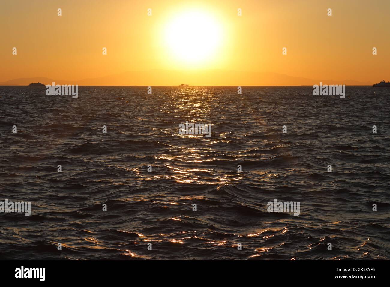 Bright sun over sea waves hi-res stock photography and images - Alamy