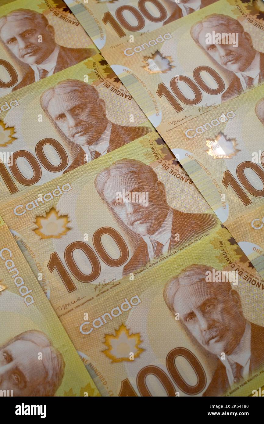 New Canadian 100 dollar bills Stock Photo - Alamy