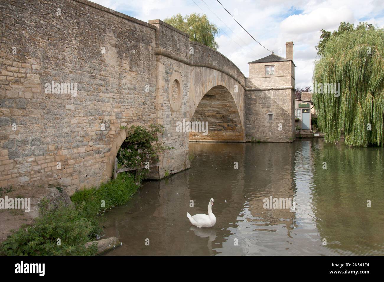 Lechlade on Thames & the Halfpenny Bridge & Toll house, Cotswolds ...