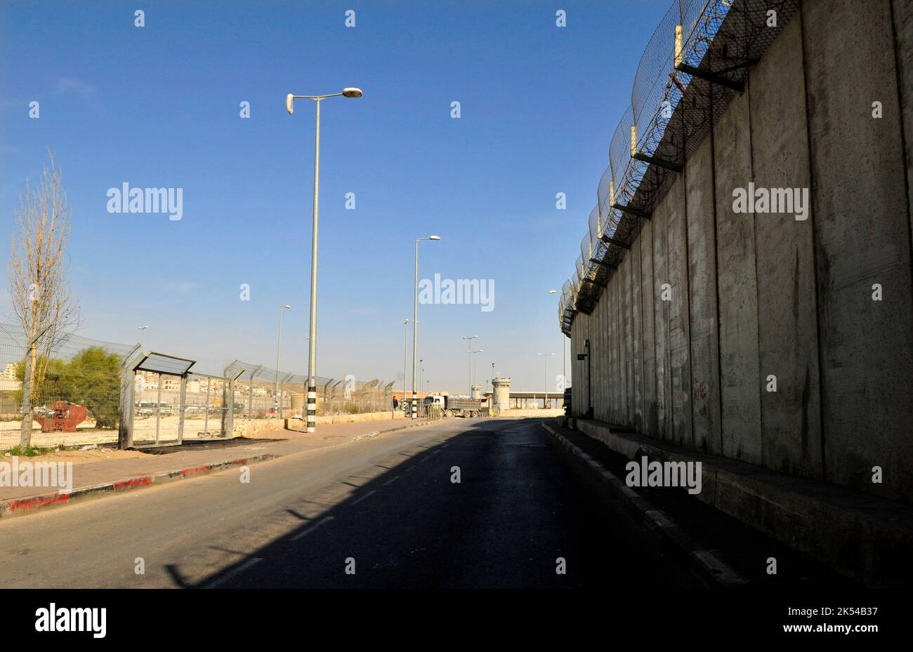 The Israeli West Bank barrier to the north of Jerusalem Stock Photo - Alamy