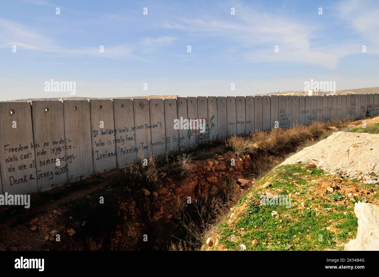 The Israeli West Bank barrier to the north of Jerusalem Stock Photo - Alamy