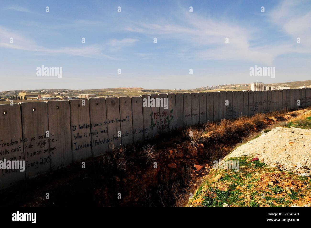 The Israeli West Bank barrier to the north of Jerusalem Stock Photo - Alamy