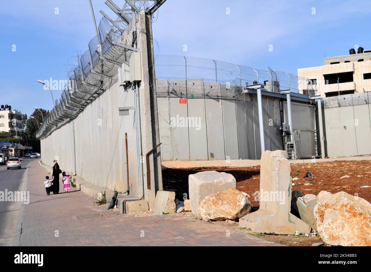 The Israeli West Bank barrier to the north of Jerusalem Stock Photo - Alamy