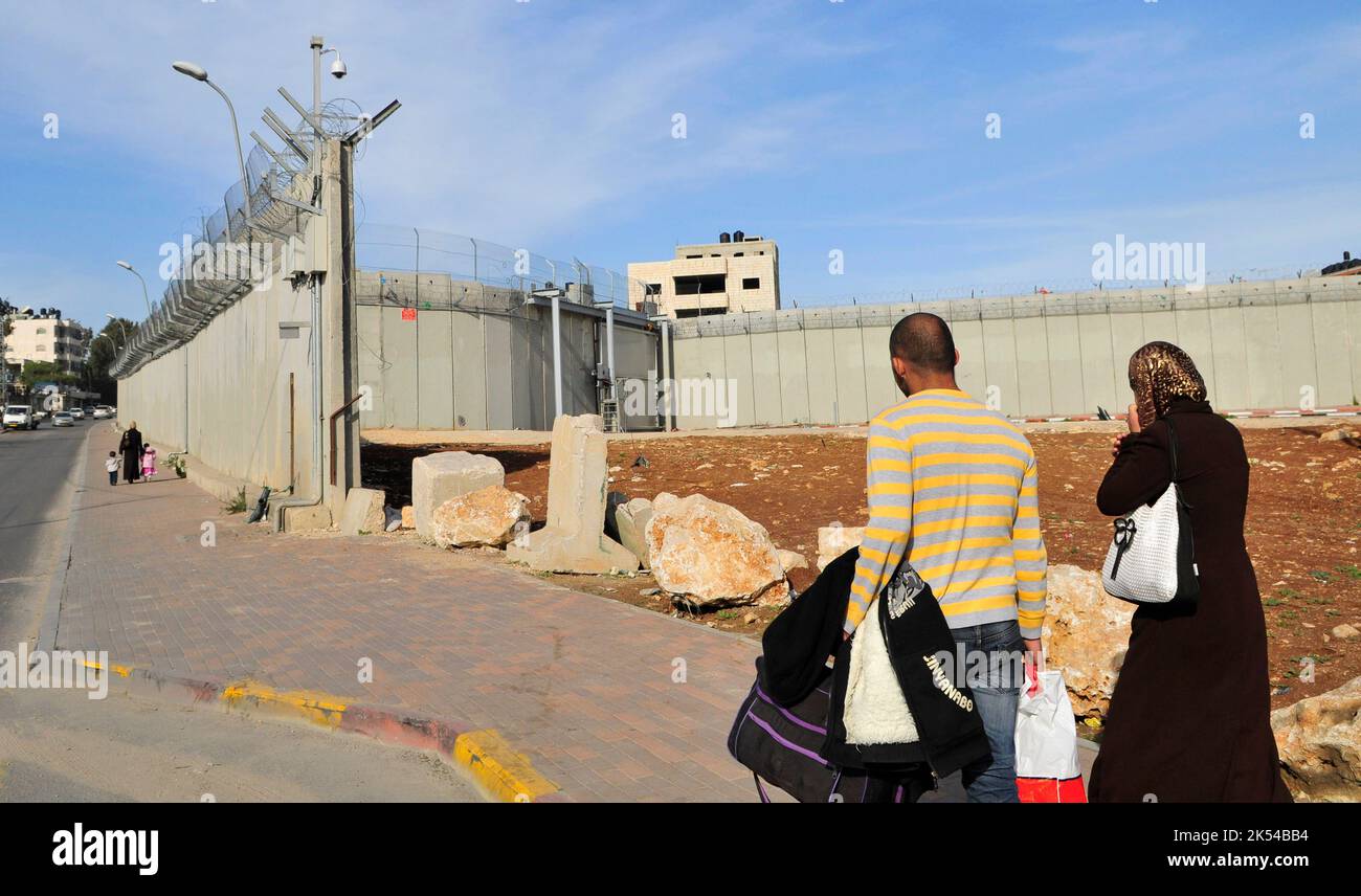 The Israeli West Bank barrier to the north of Jerusalem Stock Photo - Alamy
