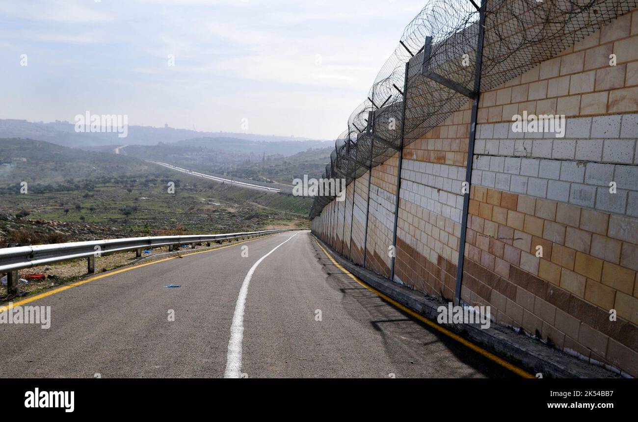The Israeli West Bank barrier to the north of Jerusalem Stock Photo - Alamy