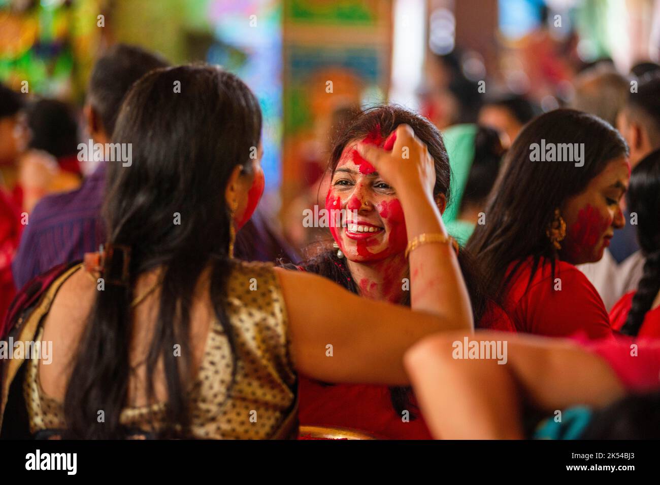 New Delhi, India. 05th Oct, 2022. Women apply sindoor (vermilion) on ...