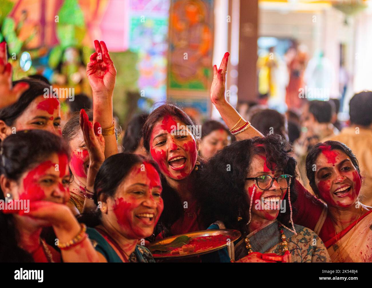 New Delhi, India. 05th Oct, 2022. Women apply sindoor (vermilion) on ...