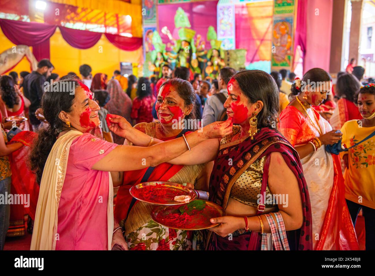 New Delhi, India. 05th Oct, 2022. Women apply sindoor (vermilion) on ...
