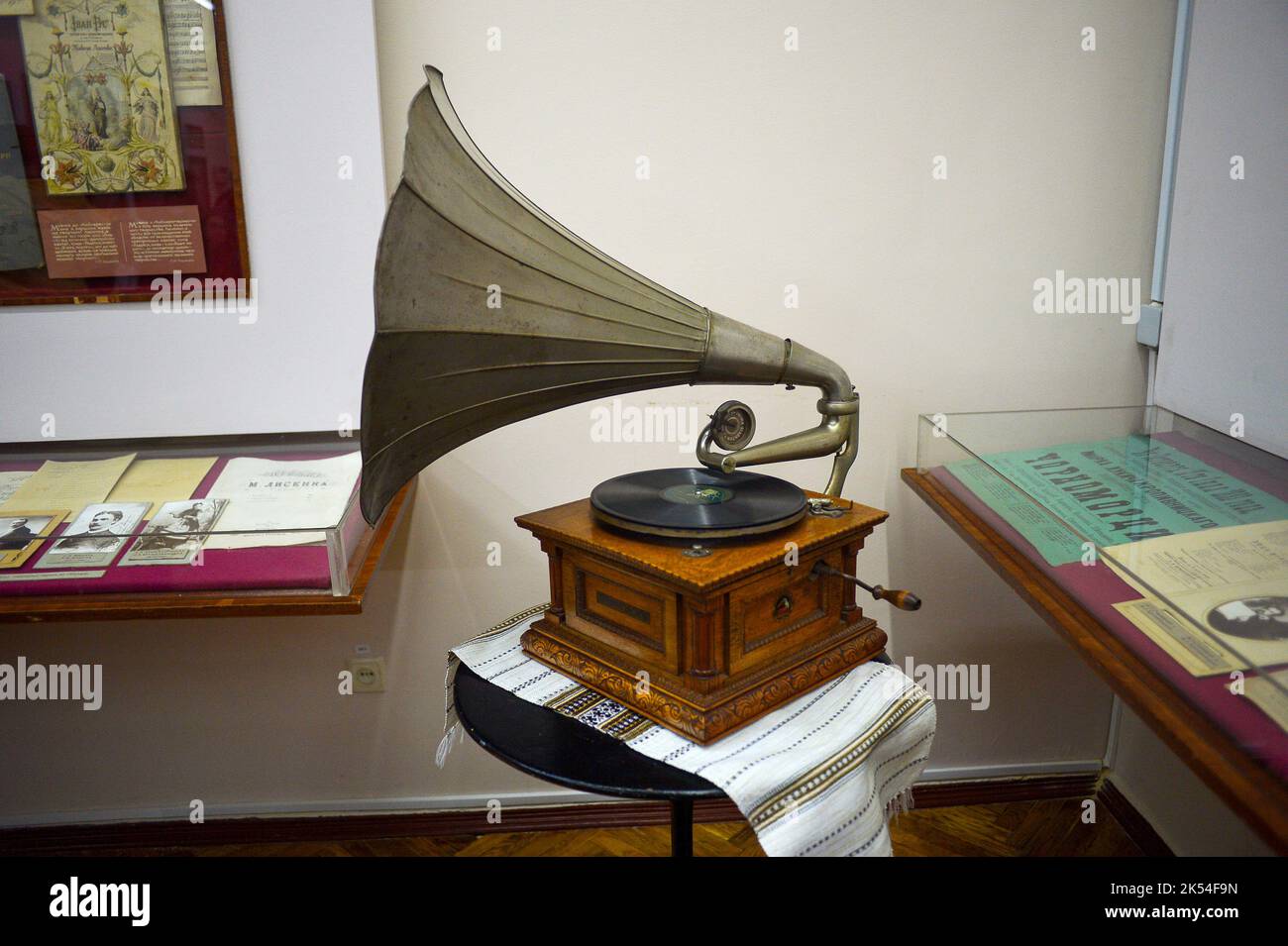 Non Exclusive: KYIV, UKRAINE - OCTOBER 05, 2022 - A gramophone is seen during the first playback ...