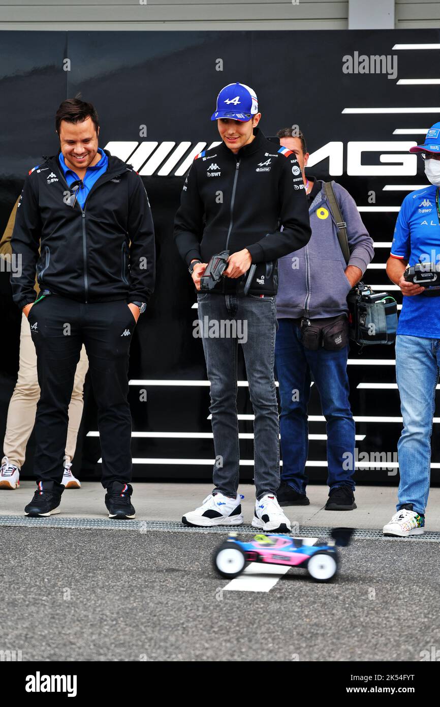 F1 team radio hi-res stock photography and images - Alamy