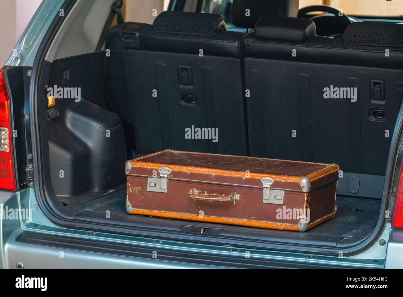 Old classic vintage car trunk hi-res stock photography and images - Alamy