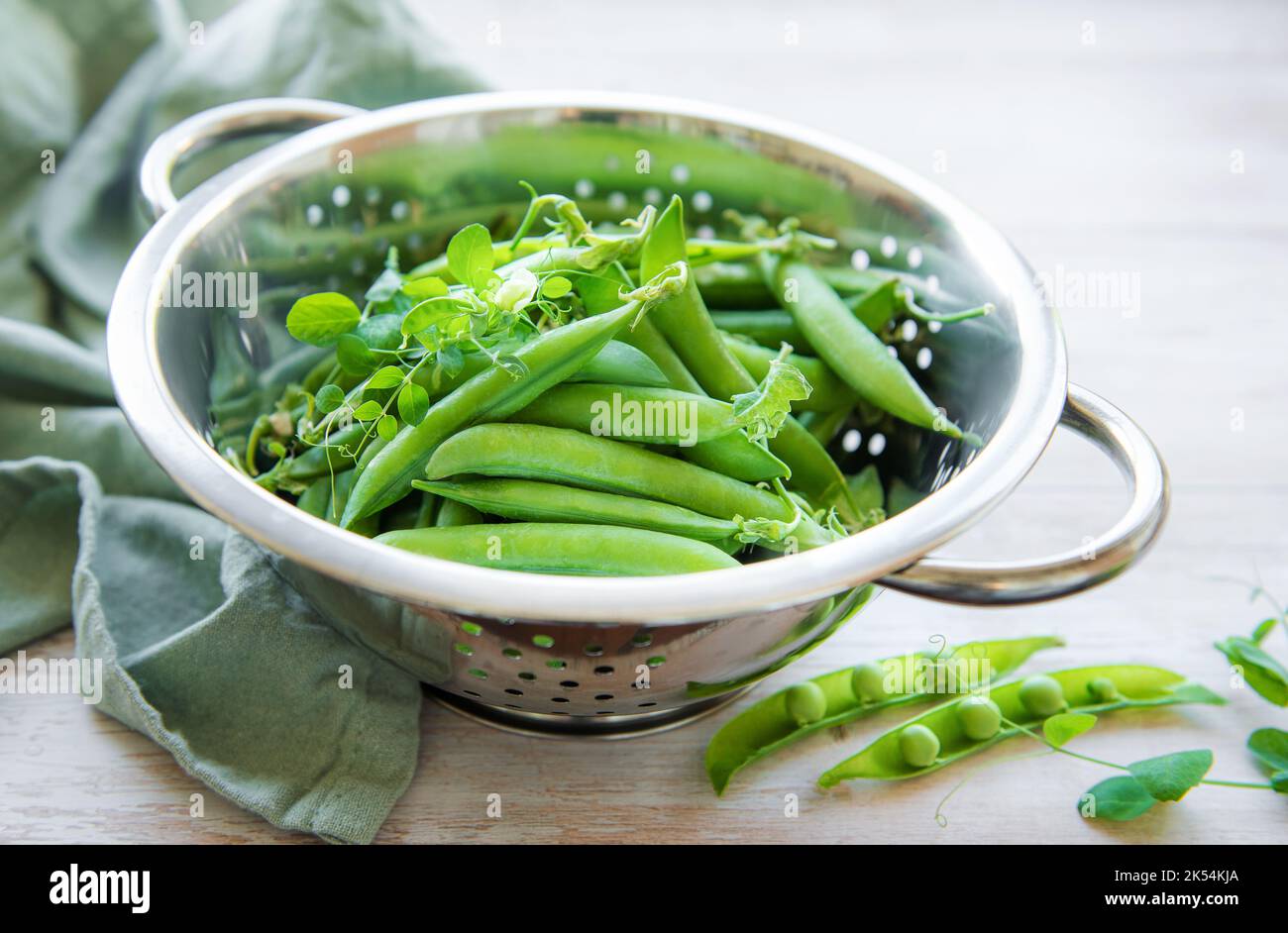 Full pea pod hi-res stock photography and images - Alamy