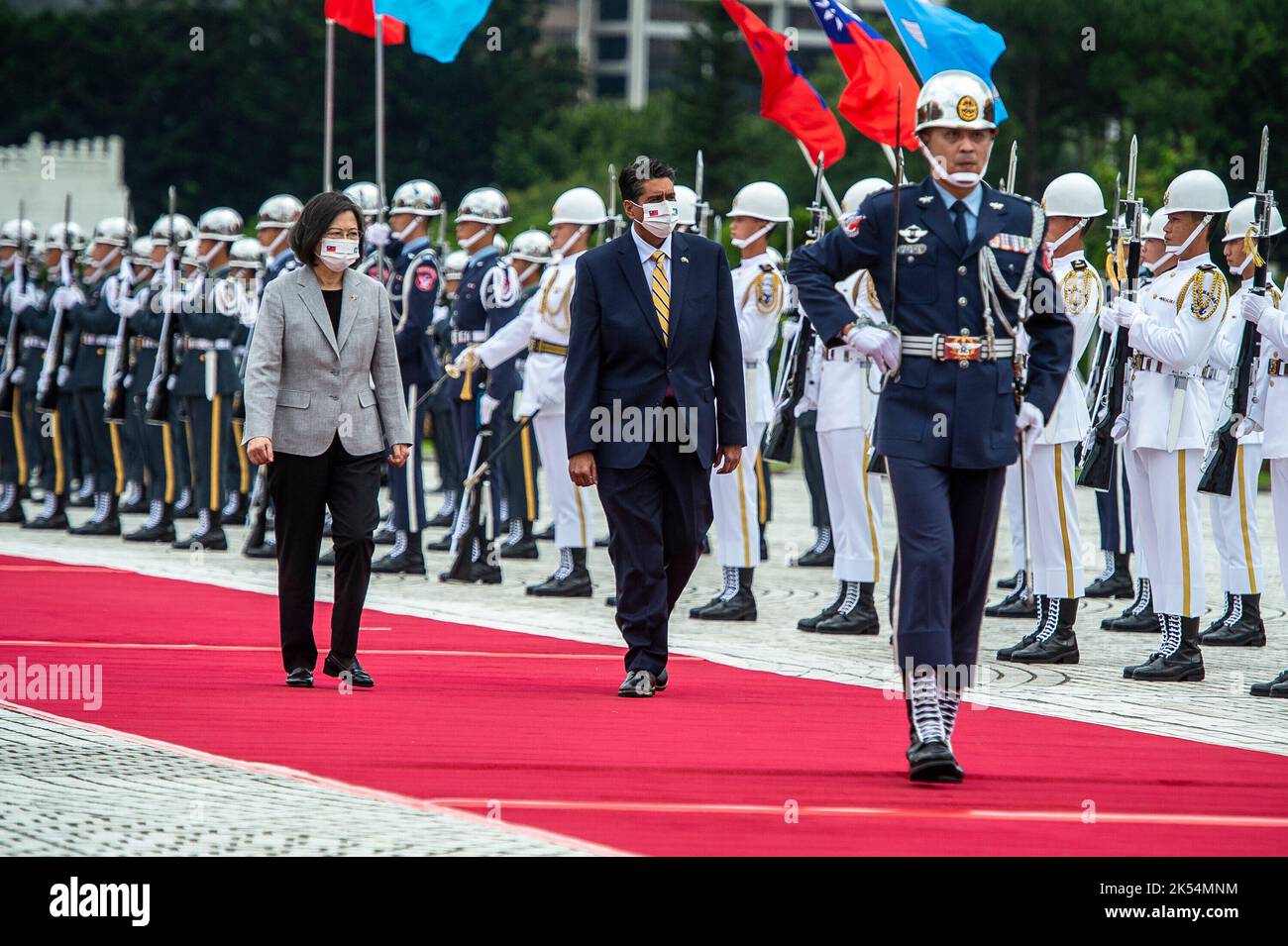 Taipei. 06th Oct, 2022. Taiwan President Tsai Ing-wen (L) welcomes ...