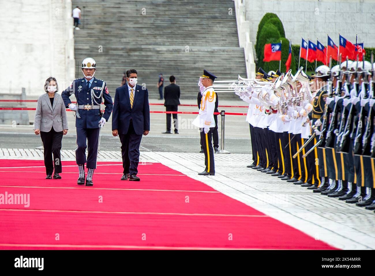 Taipei. 06th Oct, 2022. Taiwan President Tsai Ing-wen (L) welcomes ...