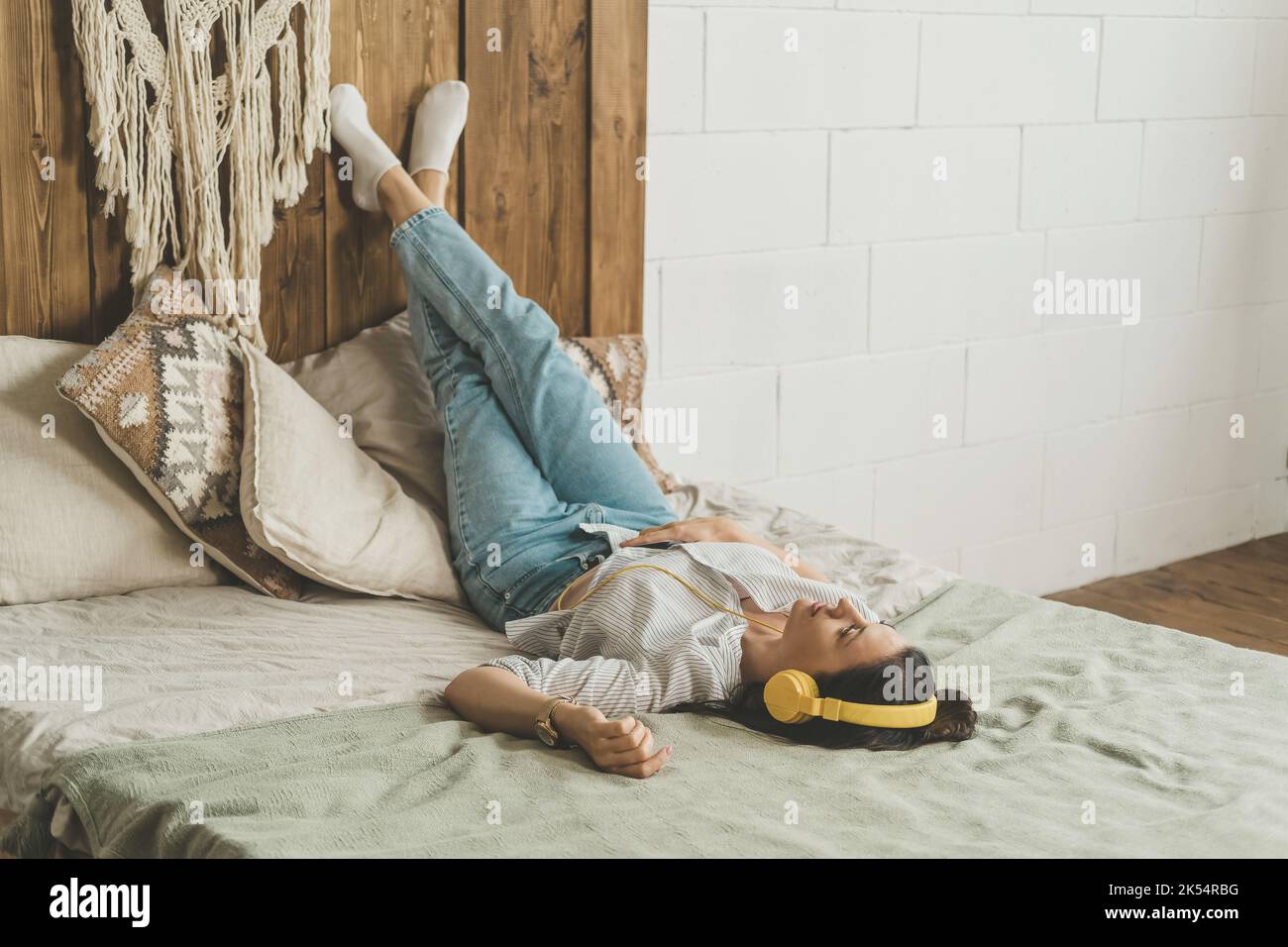Woman headphones lying bed sleeping hi-res stock photography and images ...