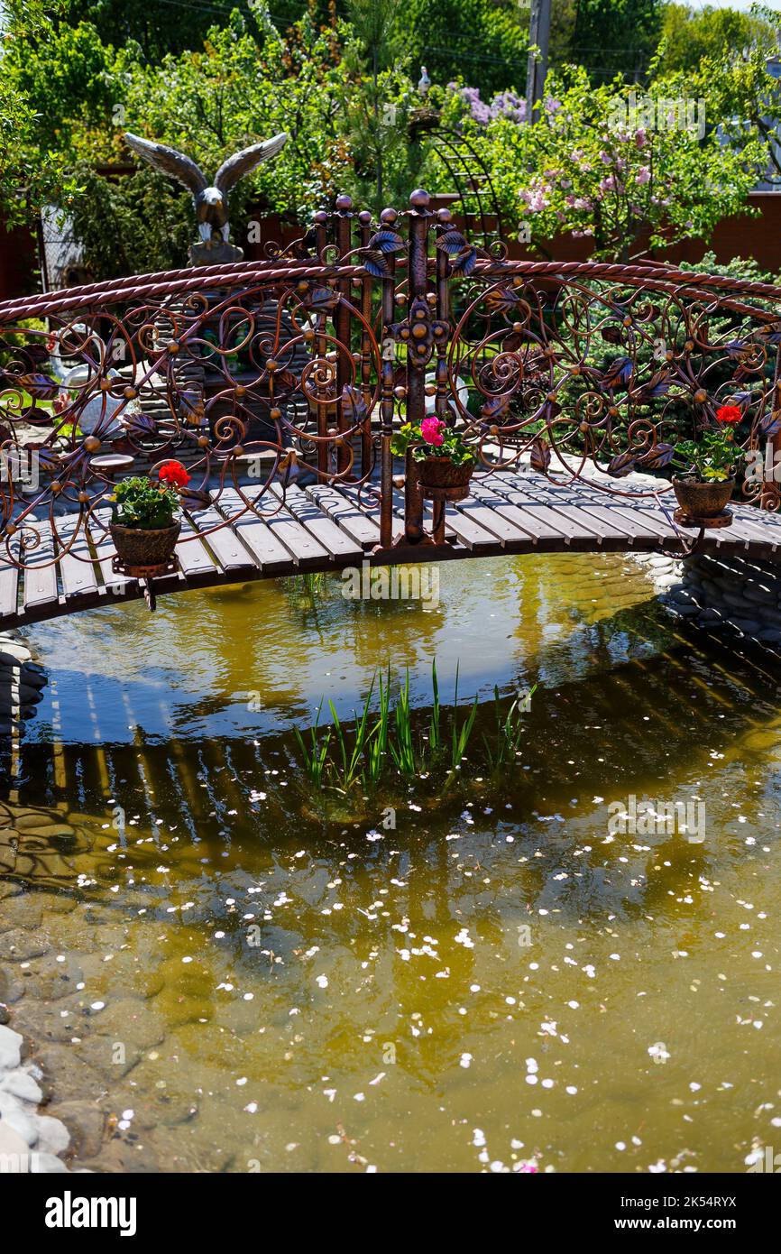 Landscaping of the courtyard for a country house, a solution for the ...