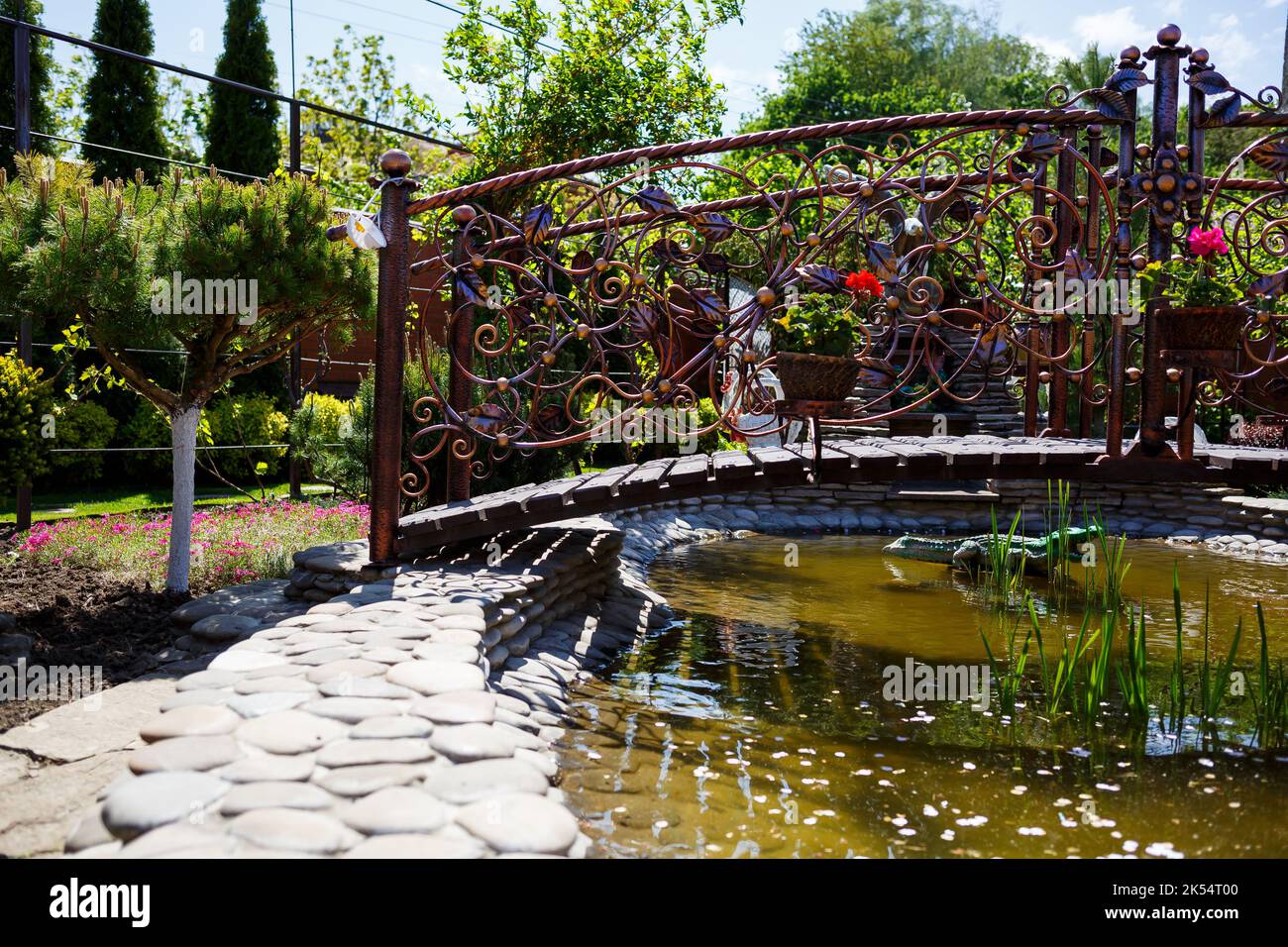 Landscaping of the courtyard for a country house, a solution for the ...