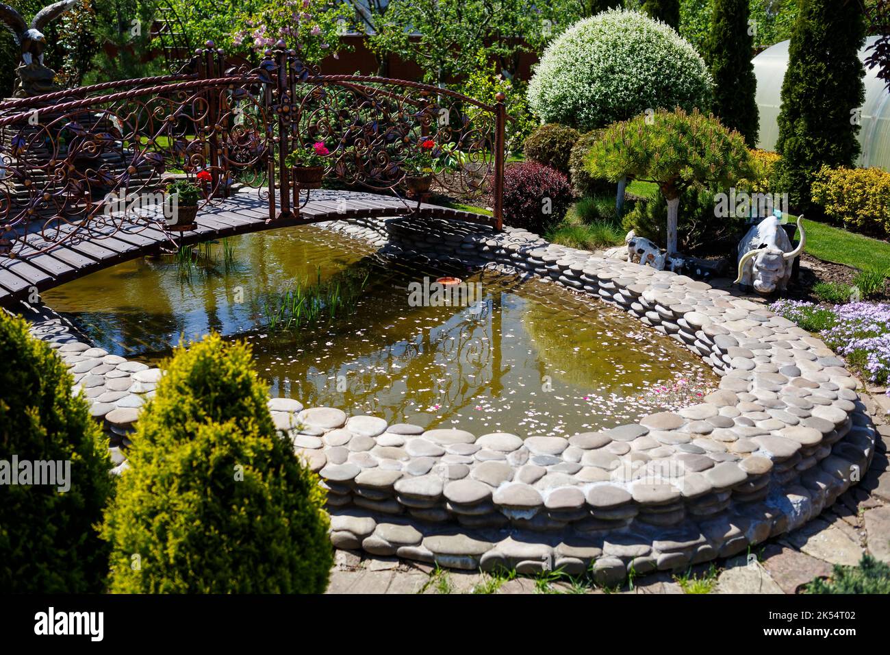 Landscaping of the courtyard for a country house, a solution for the ...