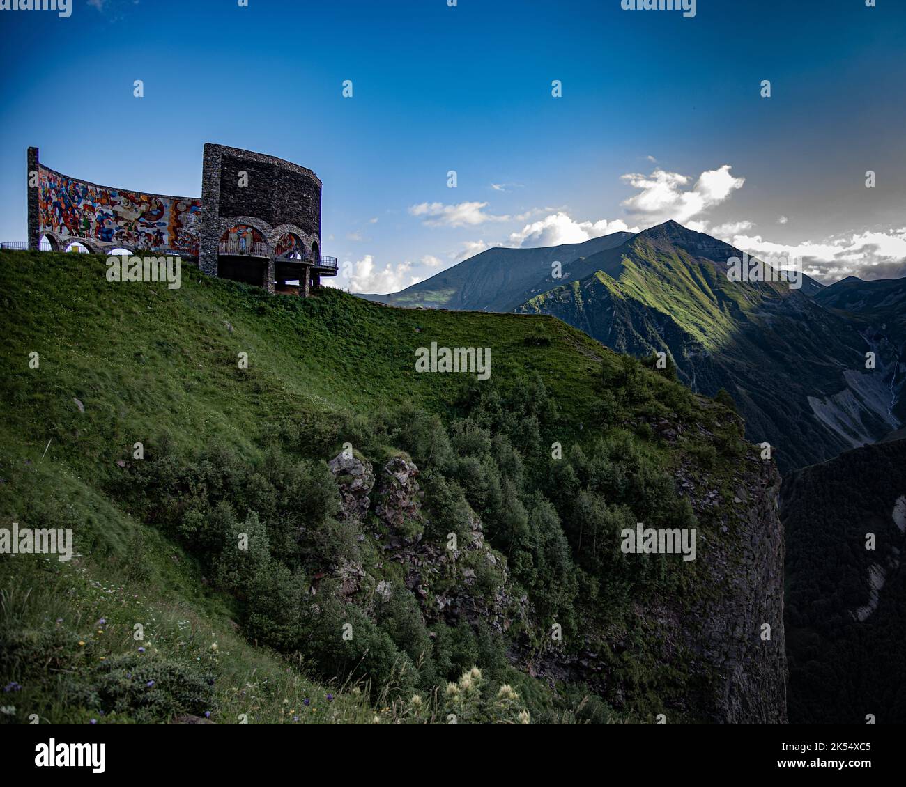 A beautiful landscape of the Gudauri viewpoint and Georgian mountains ...
