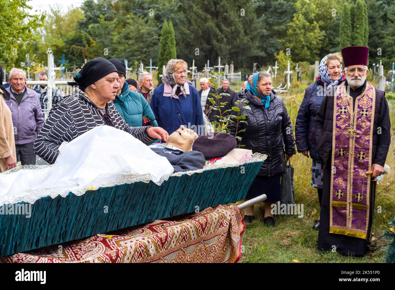 Ceremony and burial at the cemetery, a last goodbye to the deceased ...