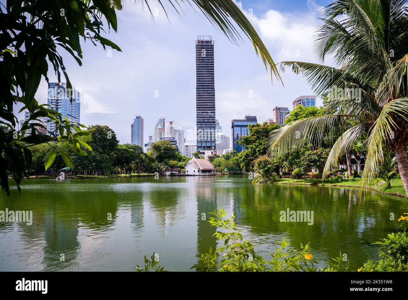 Views of the road, paths and the large lake in Lumphini Park, Bangkok ...