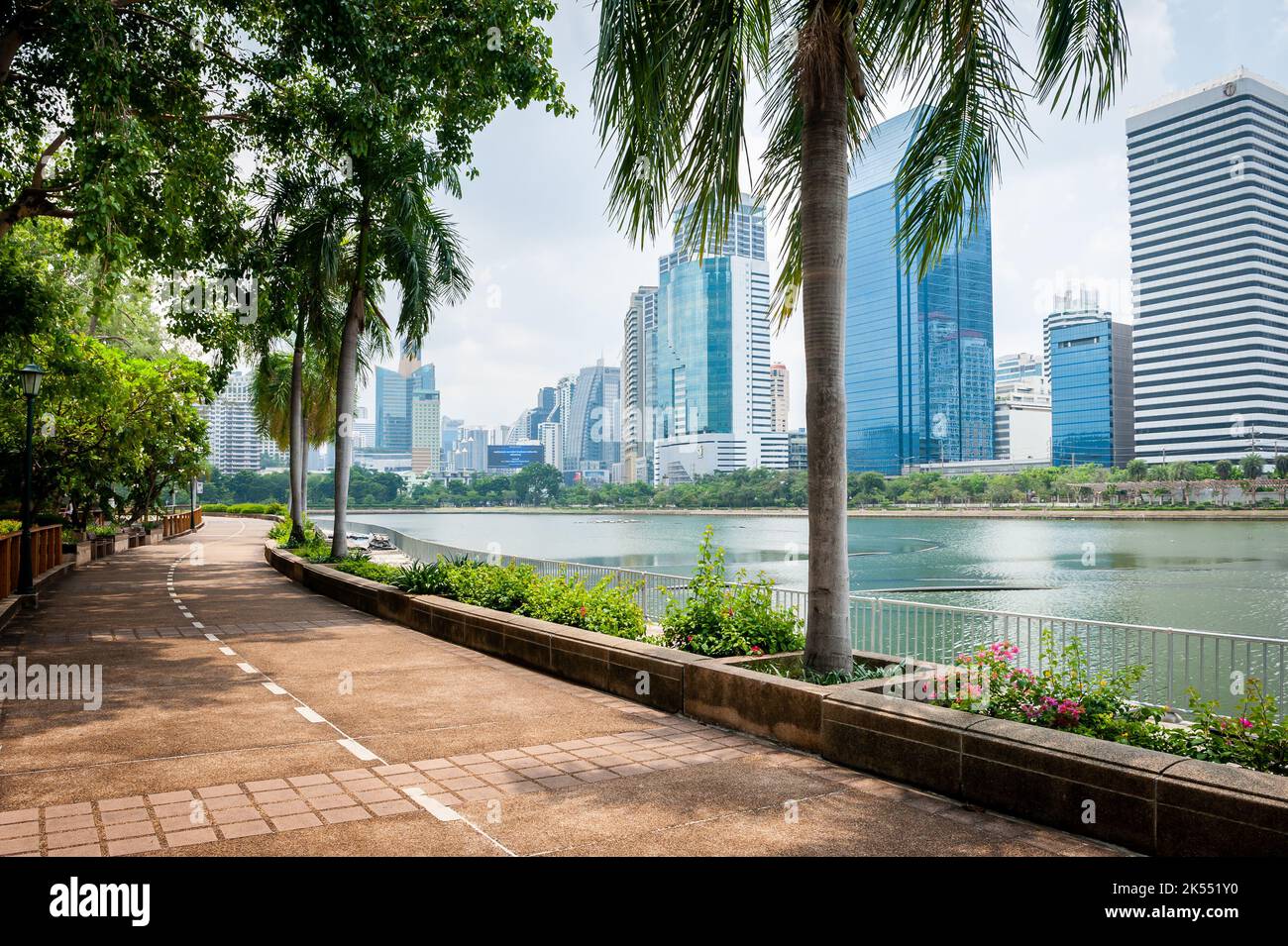 The path or road that goes around Lake Ratchada in Benjakitti Park in ...