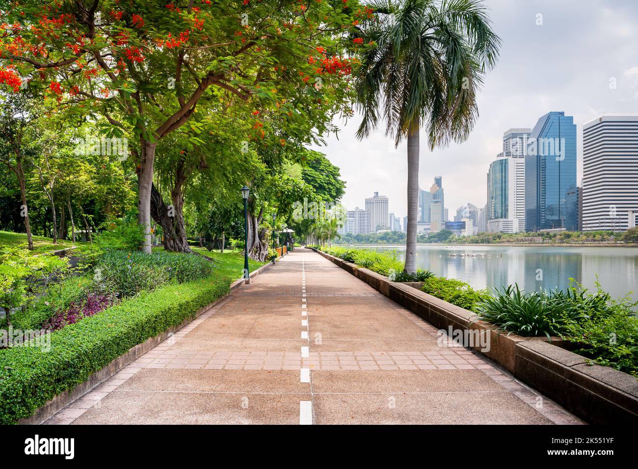 The path or road that goes around Lake Ratchada in Benjakitti Park in ...