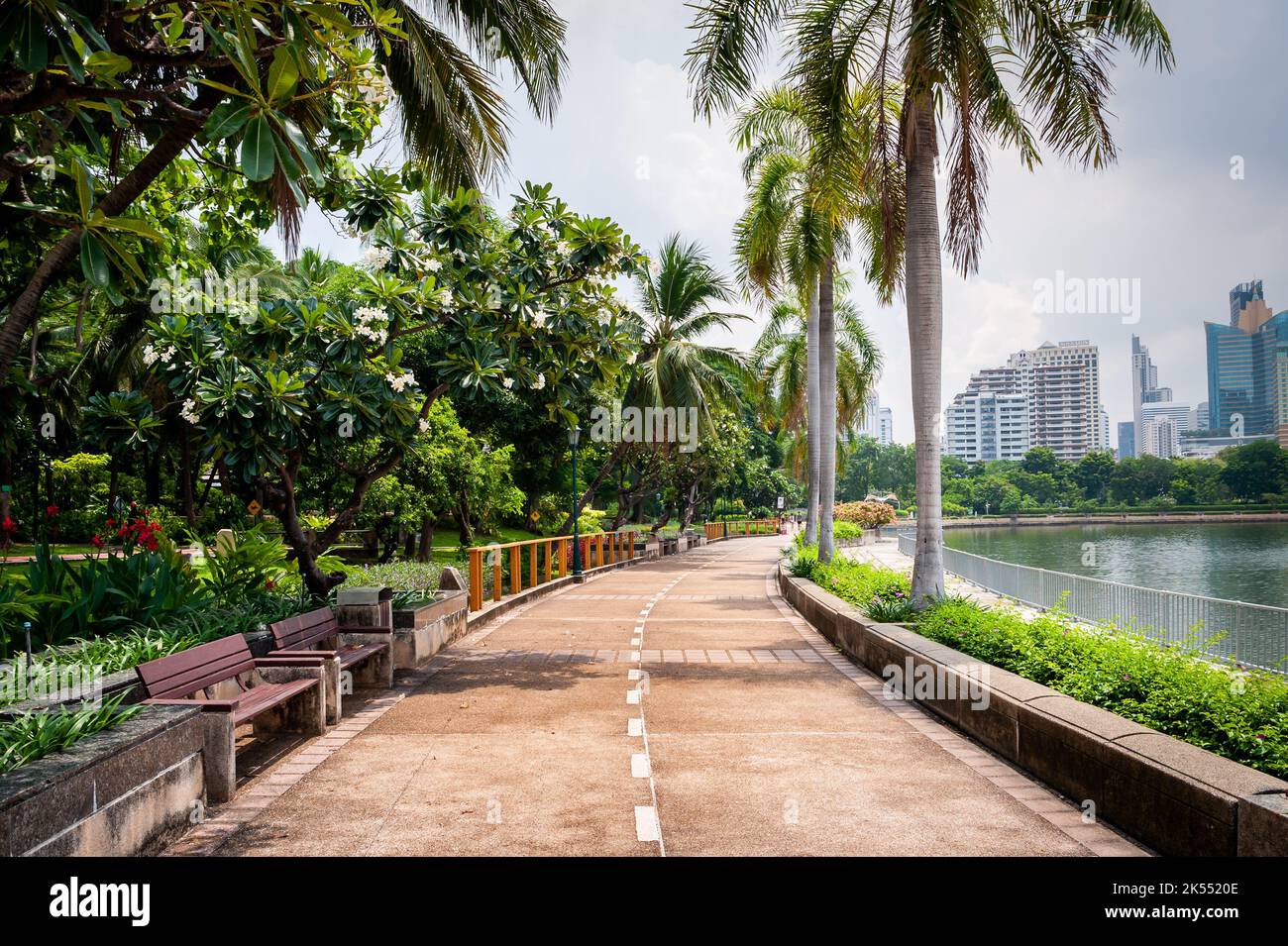 The path or road that goes around Lake Ratchada in Benjakitti Park in ...