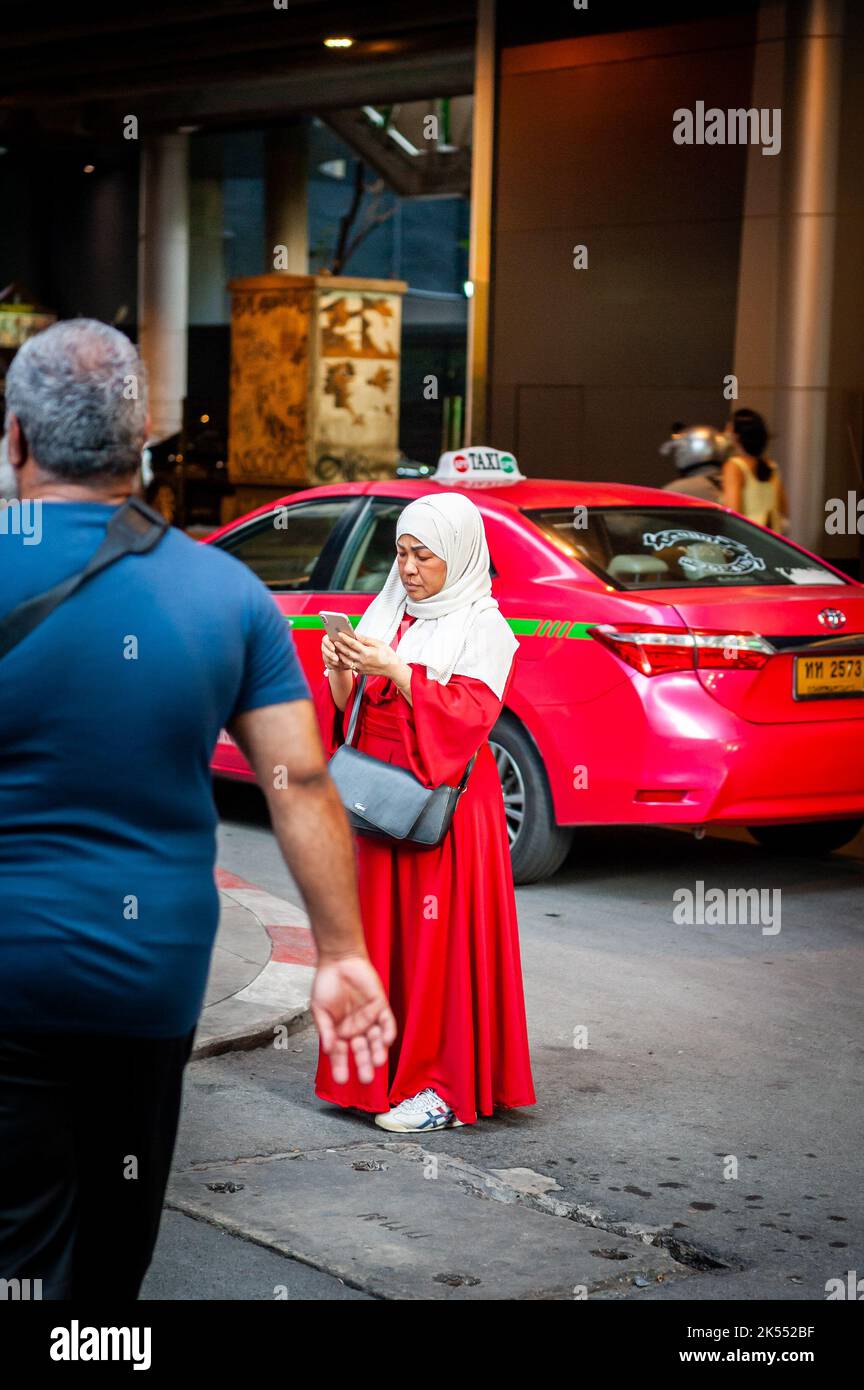 Muslim lady in bangkok hi-res stock photography and images - Alamy