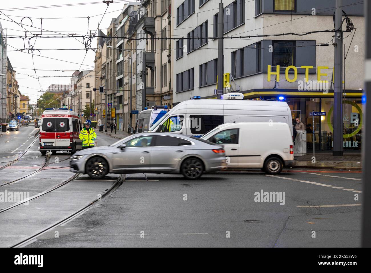 Dresden, Germany. 06th Oct, 2022. Two patrol cars are parked at the corner of Weißeritzstraße ...