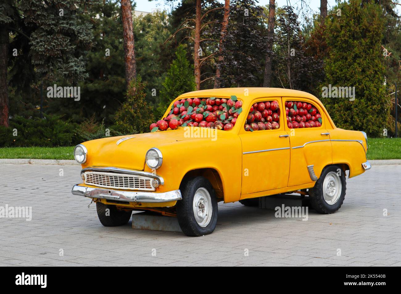 Car filled with junk hi-res stock photography and images - Alamy