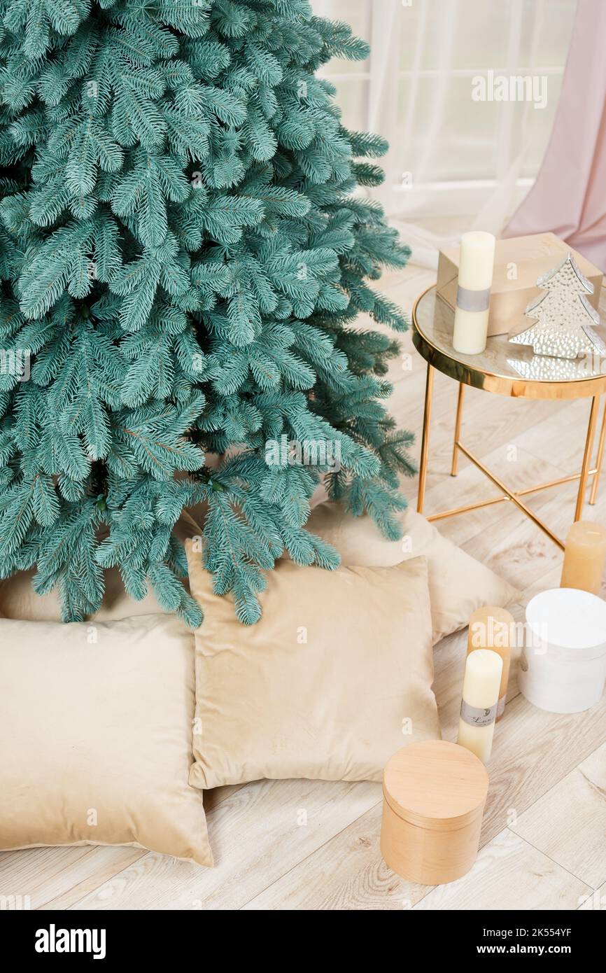 Close-up Christmas tree without toys. Good New Year spirit. Green ...