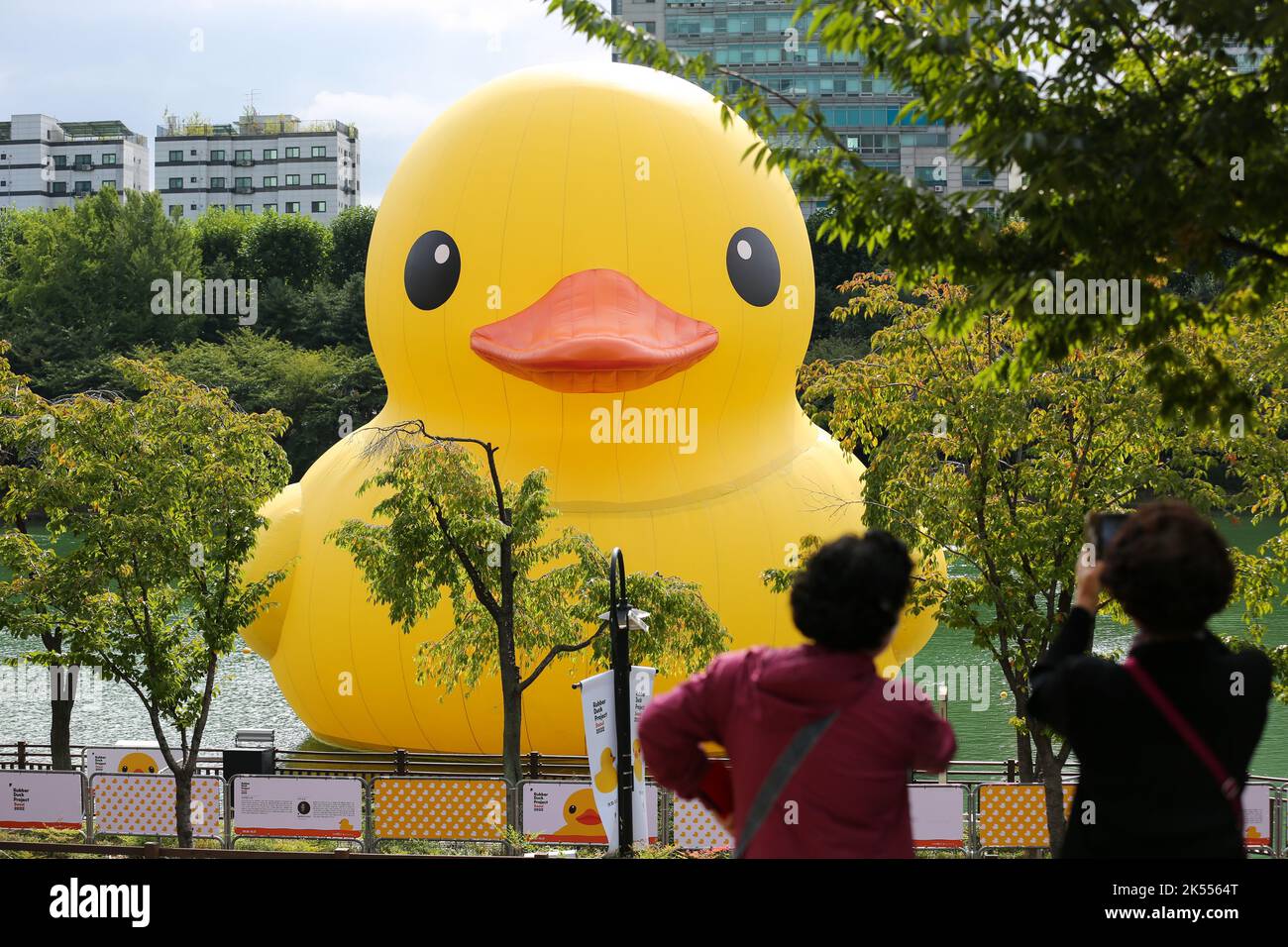 Seoul, South Korea. 6th Oct, 2022. People watch and take a photo of the ...