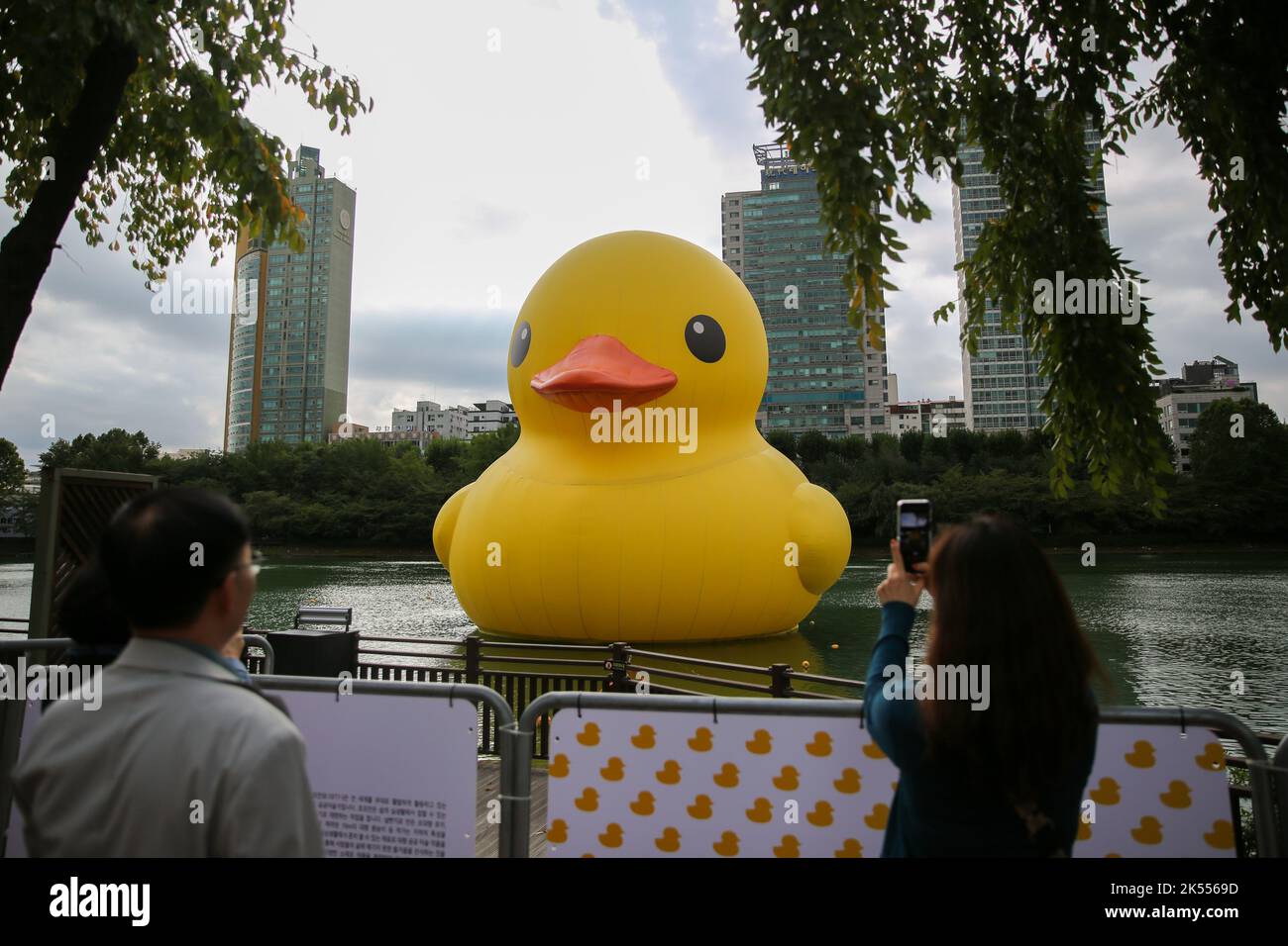 Seoul, South Korea. 6th Oct, 2022. People watch and take a photo of the ...