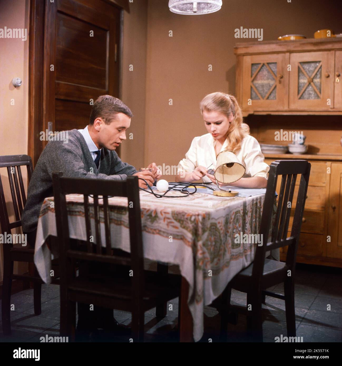 Blick über den Zaun, Fernsehfilm, Deutschland 1962, Regie: Wilm ten Haaf, Darsteller: Jos ...