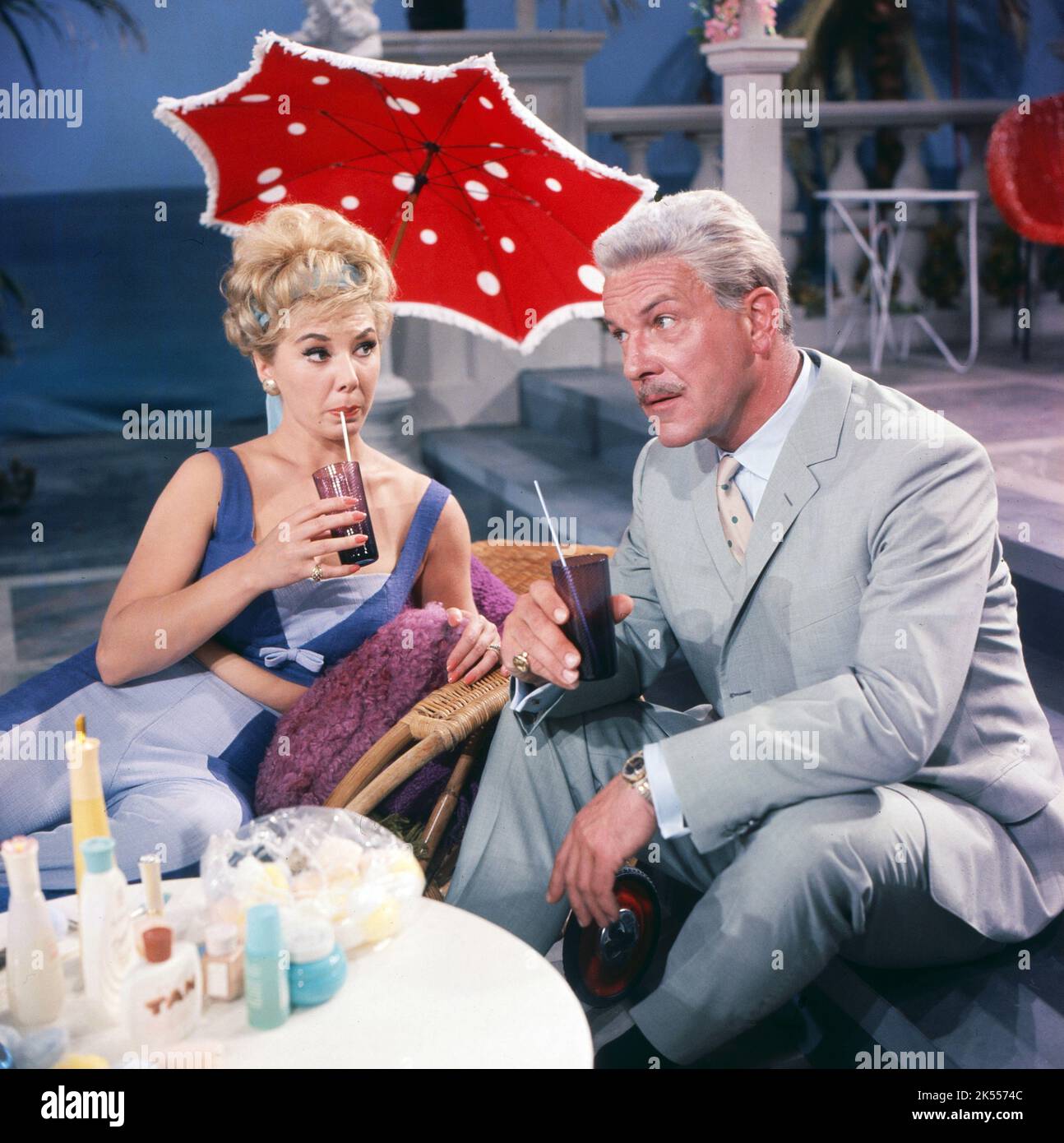 Blick über den Zaun, Fernsehfilm, Deutschland 1962, Regie: Wilm ten Haaf, Darsteller: Sylvia ...