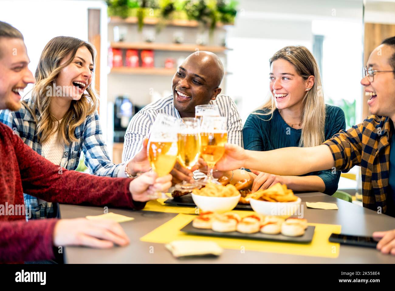 Family teenagers restaurant dinner hi-res stock photography and images ...