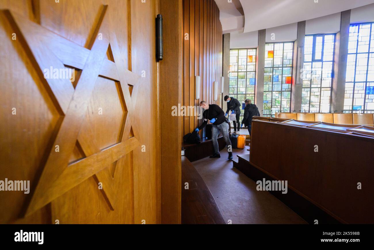 Hanover, Germany. 06th Oct, 2022. Employees of the police forensics ...
