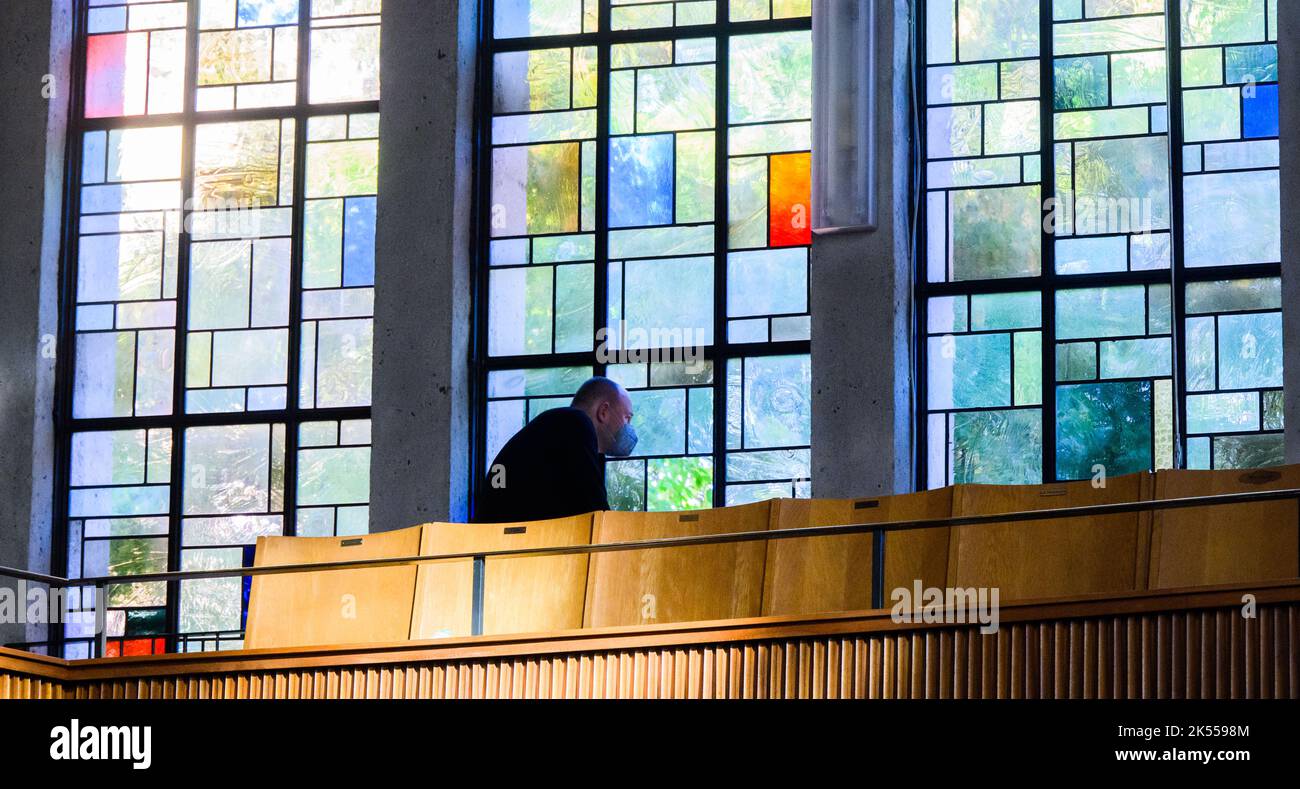 Hanover, Germany. 06th Oct, 2022. Employees of the police forensics ...