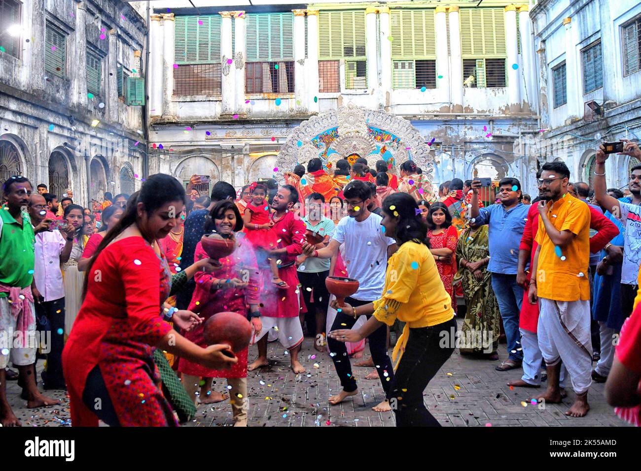 Serampore, India. 05th Oct, 2022. A group of Youth seen dancing with ...