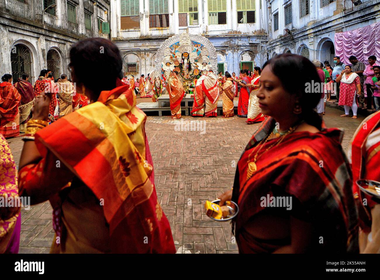 Serampore, India. 05th Oct, 2022. Hindu women make a final worship ...