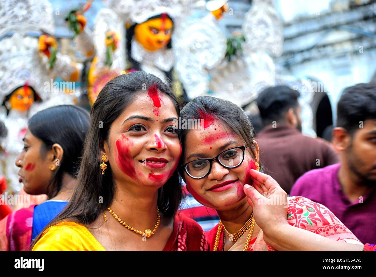Serampore, India. 05th Oct, 2022. Indian Hindu devotees seen with their ...