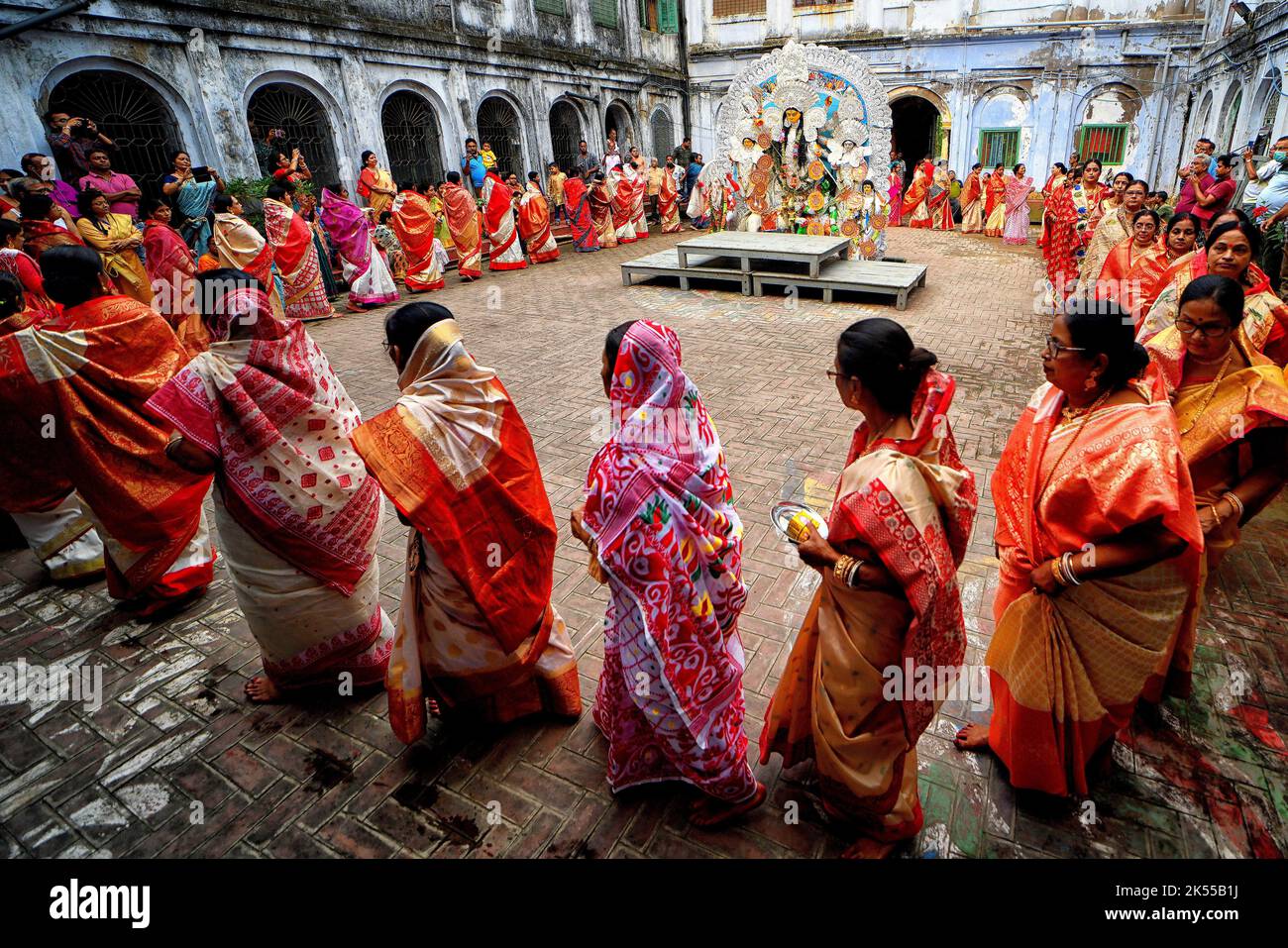 Serampore, India. 05th Oct, 2022. Hindu women walking in a queue to ...